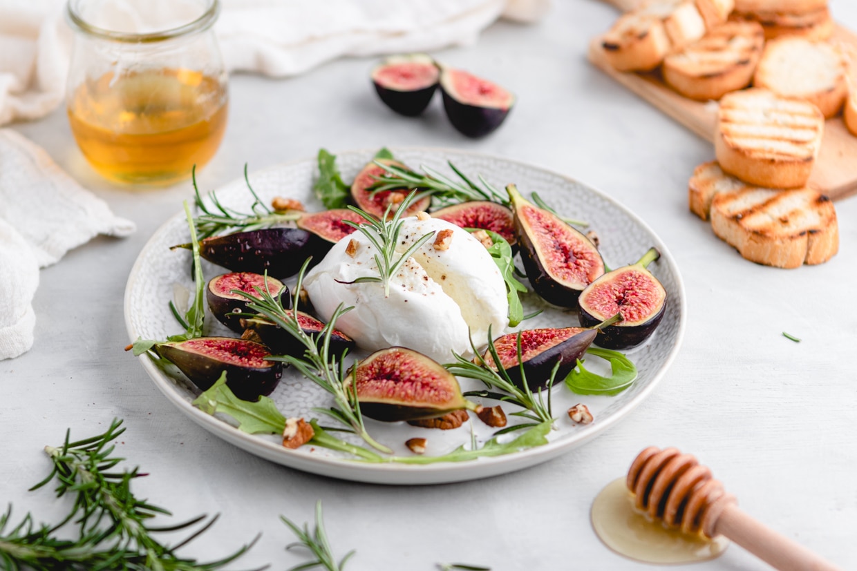 FIG & BURRATA APPETIZER STORY • Wanderlust and Wellness